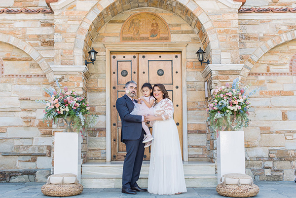 Όμορφη φθινoπωρινή βάπτιση κοριτσιού με ροζ και γαλάζια λουλούδια ...