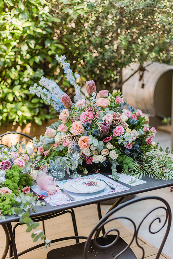 Όμορφη φθινoπωρινή βάπτιση κοριτσιού με ροζ και γαλάζια λουλούδια ...