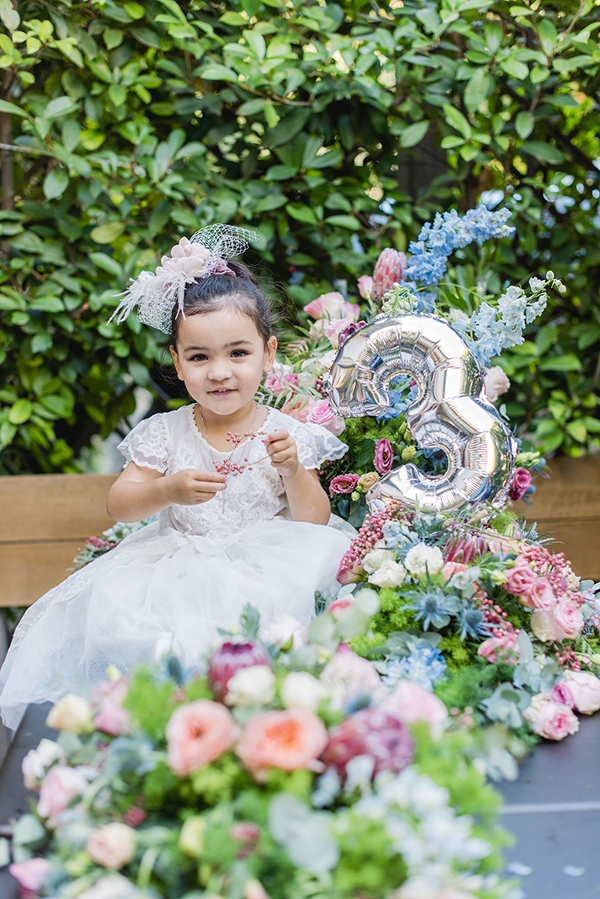 Όμορφη φθινoπωρινή βάπτιση κοριτσιού με ροζ και γαλάζια λουλούδια ...